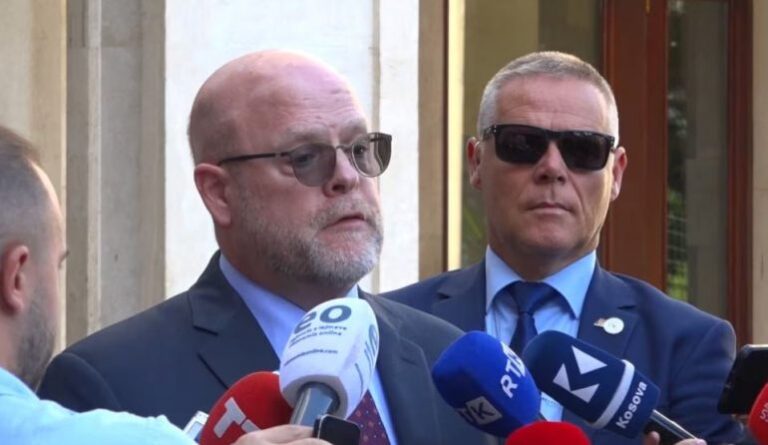 Konfliktet në Veri, ambasadori i SHBA në Kosovë: Grupi i armatosur që ...