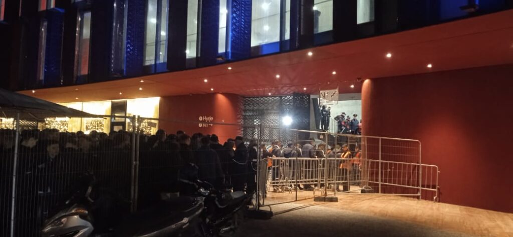 FOTOT/ Radhë për të hyrë në stadium dhe forca policore. Ja si është ...